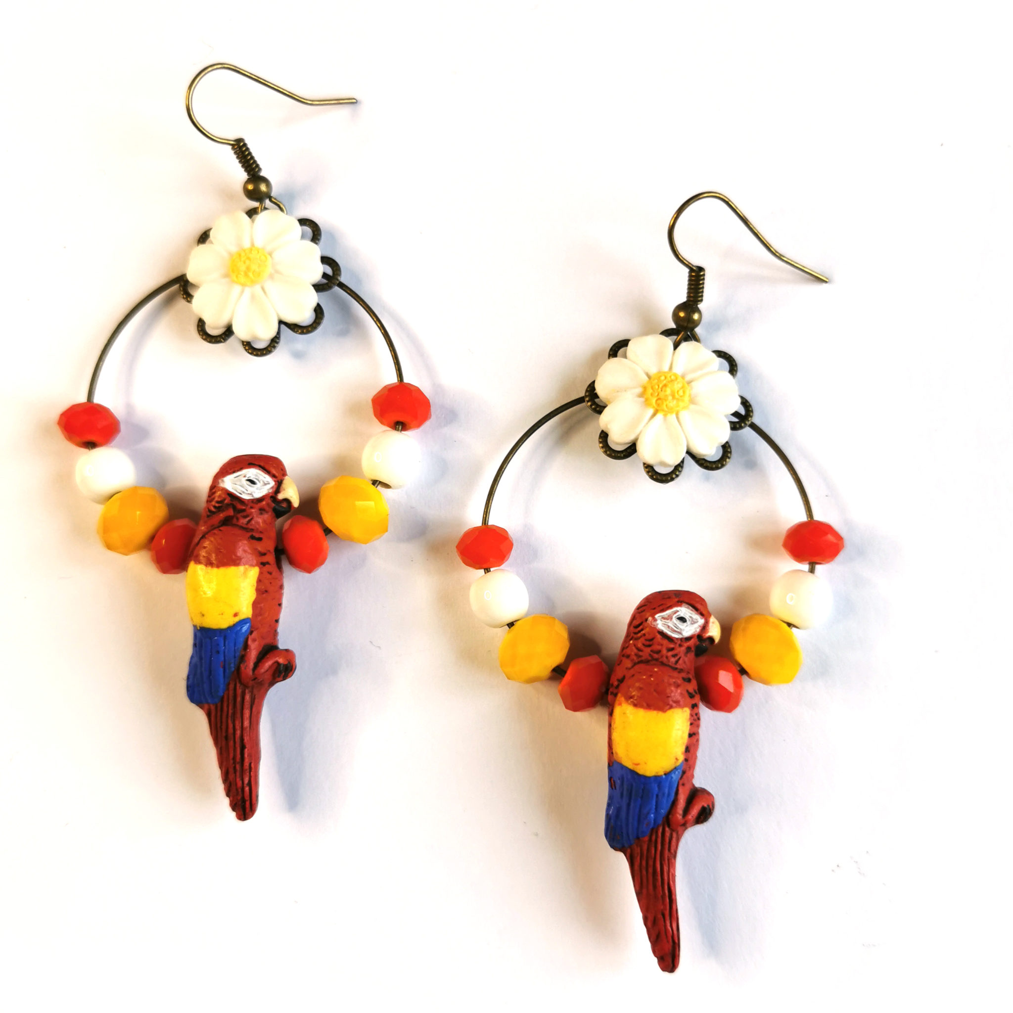 Boucles d'oreilles créoles animal totem perroquet et marguerites