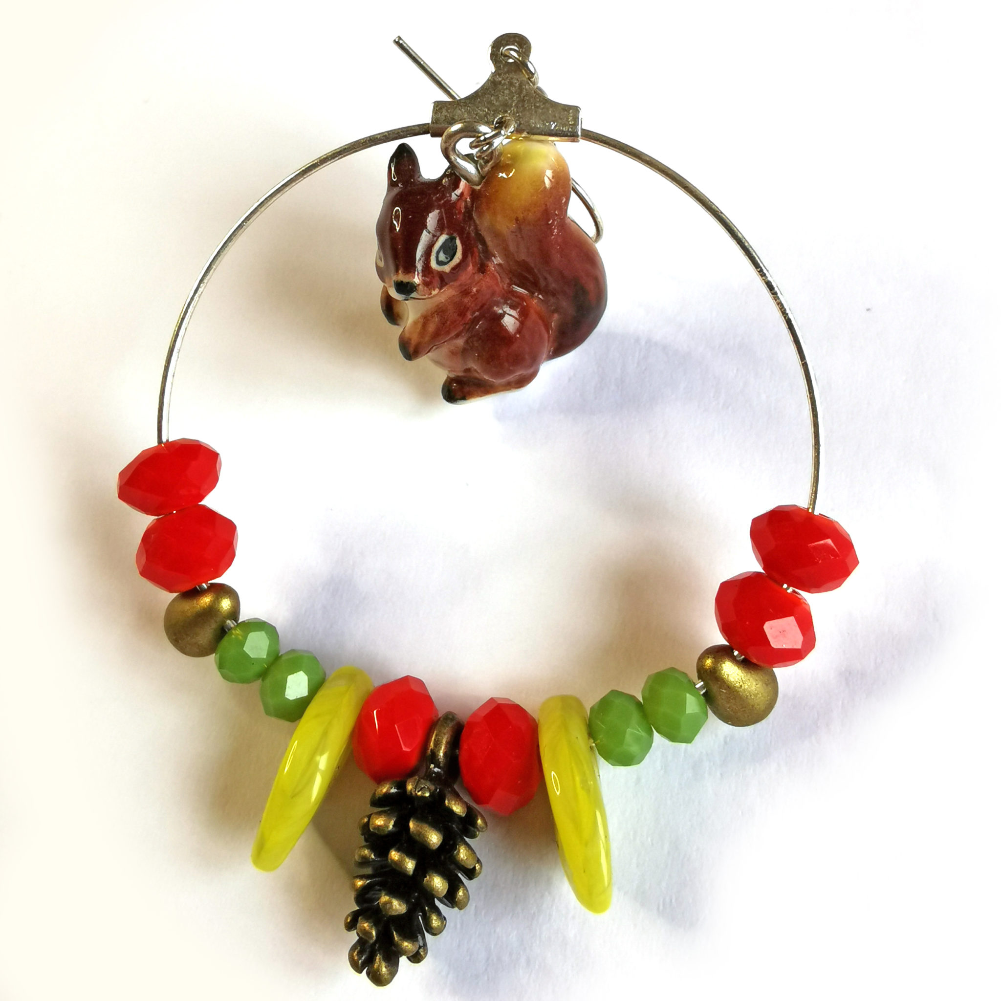 Boucles d'oreilles animal totem petits écureuils et pommes de pin